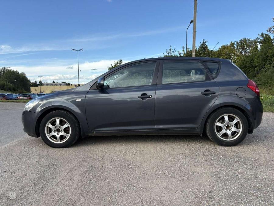 Grey Kia Ceed 2007 in Vilnius, with an engine capacity of 1.59 L and mileage of 138 thousand km for 1950 €, photo 5 on AUTOMOTO.COM.LV