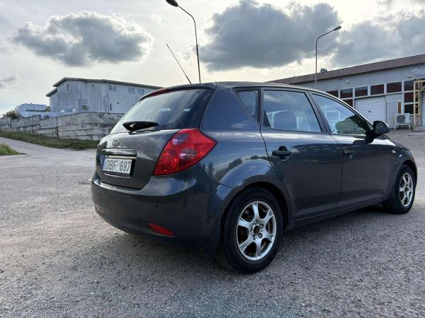 Pelēks Kia Ceed 2007 Viļņa, ar dzinēja tilpumu 1.59 L un nobraukumu 138 tūkst. km par 1950 €, foto 8 vietnē AUTOMOTO.COM.LV