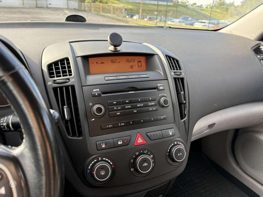 Grey Kia Ceed 2007 in Vilnius, with an engine capacity of 1.59 L and mileage of 138 thousand km for 1950 €, photo 12 on AUTOMOTO.COM.LV