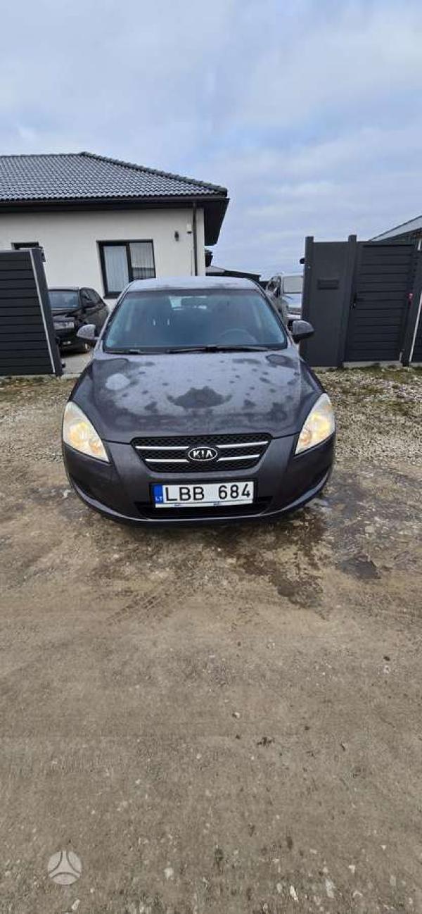 Pelēks Kia Ceed 2008 Klaipėda, ar dzinēja tilpumu 1.58 L un nobraukumu 333 tūkst. km par 1300 €, foto 1 vietnē AUTOMOTO.COM.LV
