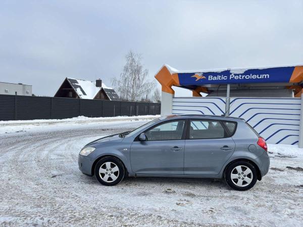 Pelēks Kia Ceed 2008 Viļņa, ar dzinēja tilpumu 1.58 L un nobraukumu 170 tūkst. km par 1350 €, foto 3 vietnē AUTOMOTO.COM.LV