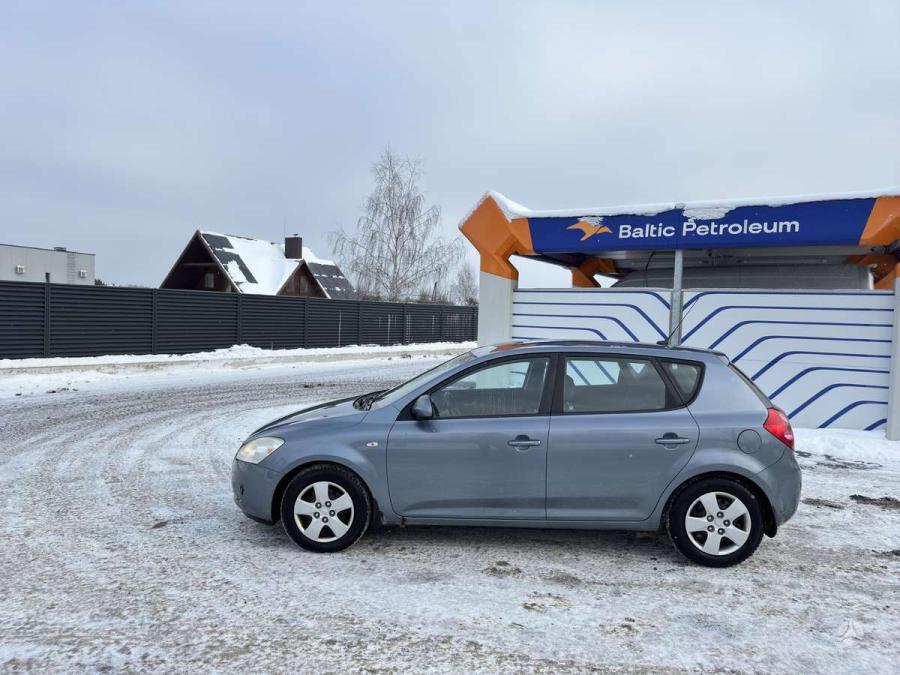 Pelēks Kia Ceed 2008 Viļņa, ar dzinēja tilpumu 1.58 L un nobraukumu 170 tūkst. km par 1350 €, foto 3 vietnē AUTOMOTO.COM.LV