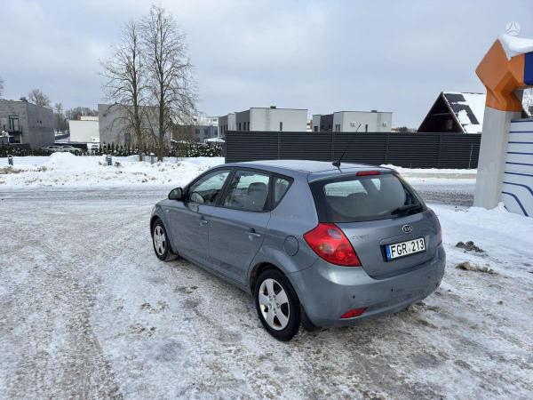 Pelēks Kia Ceed 2008 Viļņa, ar dzinēja tilpumu 1.58 L un nobraukumu 170 tūkst. km par 1350 €, foto 4 vietnē AUTOMOTO.COM.LV
