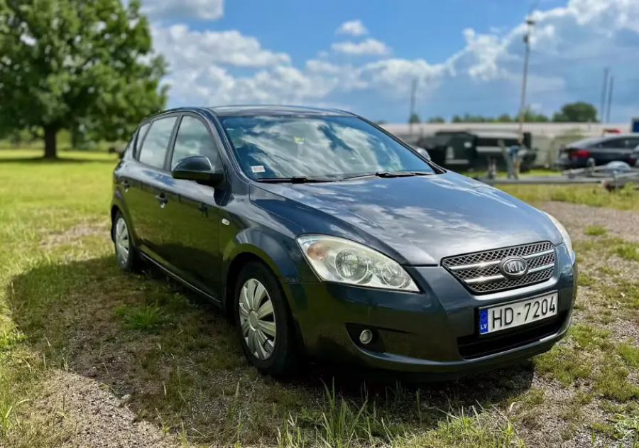Pelēks Kia Ceed 2008 Jelgava, ar dzinēja tilpumu 1.60 L un nobraukumu 252 tūkst. km par 990 €, foto 3 vietnē AUTOMOTO.COM.LV