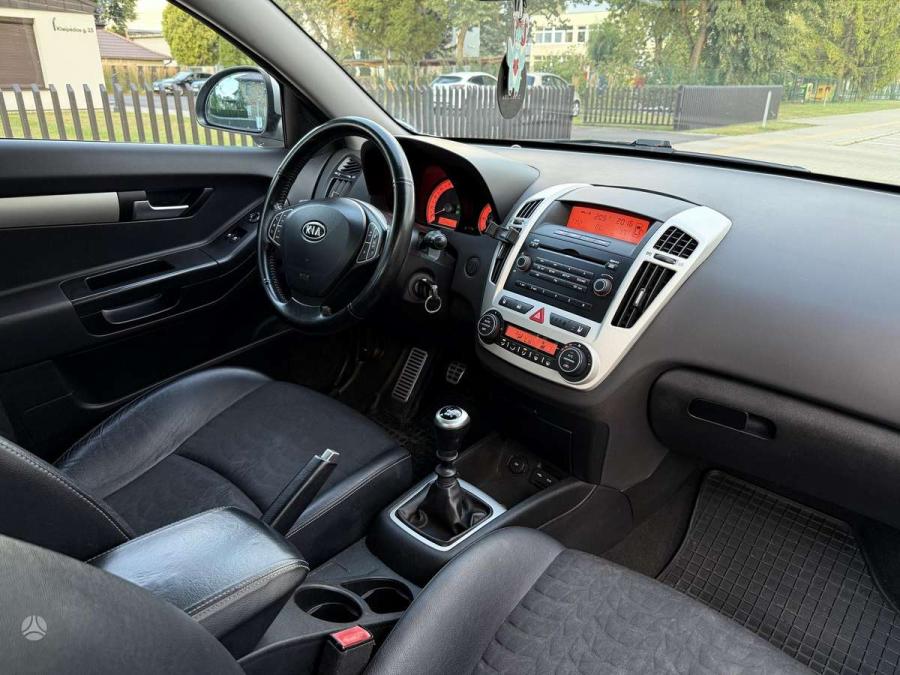 Pelēks Kia Ceed 2008 Ukmergė, ar dzinēja tilpumu 1.99 L un nobraukumu 270 tūkst. km par 1300 €, foto 13 vietnē AUTOMOTO.COM.LV