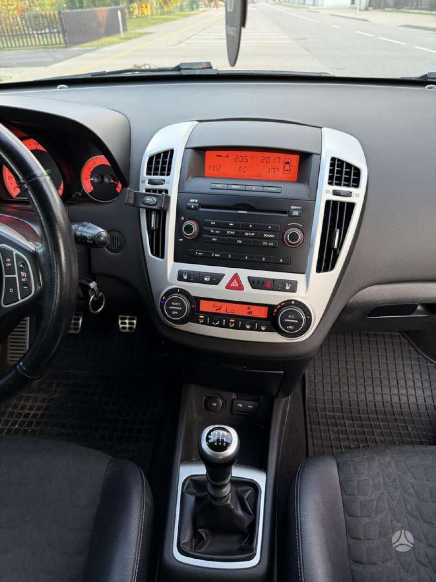 Pelēks Kia Ceed 2008 Ukmergė, ar dzinēja tilpumu 1.99 L un nobraukumu 270 tūkst. km par 1300 €, foto 17 vietnē AUTOMOTO.COM.LV