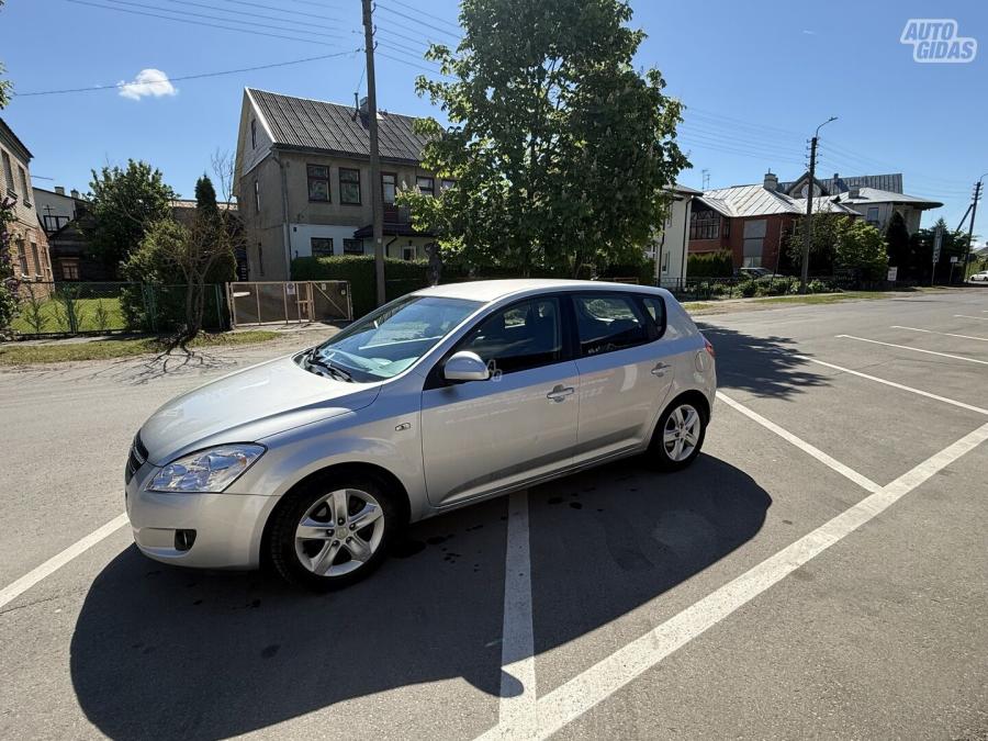 Grey Kia Ceed 2009 in Panevezys, with an engine capacity of 1.60 L and mileage of 265 thousand km for 1600 €, photo 3 on AUTOMOTO.COM.LV
