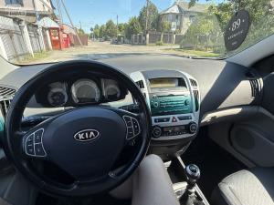 Grey Kia Ceed 2009 in Panevezys, with an engine capacity of 1.60 L and mileage of 265 thousand km for 1600 €, photo 7 on AUTOMOTO.COM.LV