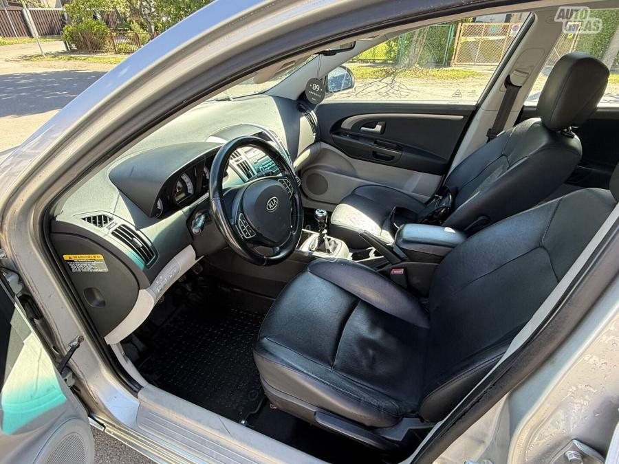 Grey Kia Ceed 2009 in Panevezys, with an engine capacity of 1.60 L and mileage of 265 thousand km for 1600 €, photo 8 on AUTOMOTO.COM.LV