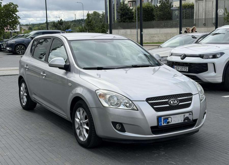 Pelēks Kia Ceed 2009 Viļņa, ar dzinēja tilpumu 1.58 L un nobraukumu 200 tūkst. km par 2950 €, foto 3 vietnē AUTOMOTO.COM.LV