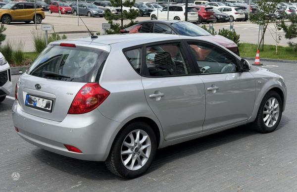 Pelēks Kia Ceed 2009 Viļņa, ar dzinēja tilpumu 1.58 L un nobraukumu 200 tūkst. km par 2950 €, foto 4 vietnē AUTOMOTO.COM.LV