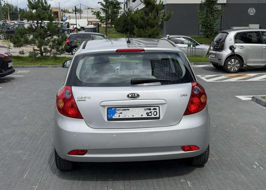 Pelēks Kia Ceed 2009 Viļņa, ar dzinēja tilpumu 1.58 L un nobraukumu 200 tūkst. km par 2950 €, foto 6 vietnē AUTOMOTO.COM.LV