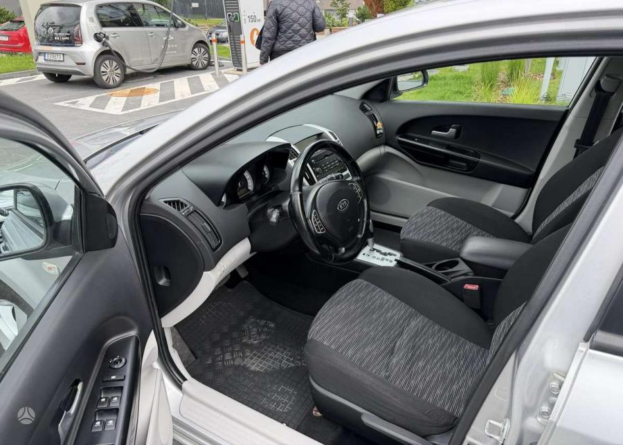 Pelēks Kia Ceed 2009 Viļņa, ar dzinēja tilpumu 1.58 L un nobraukumu 200 tūkst. km par 2950 €, foto 10 vietnē AUTOMOTO.COM.LV
