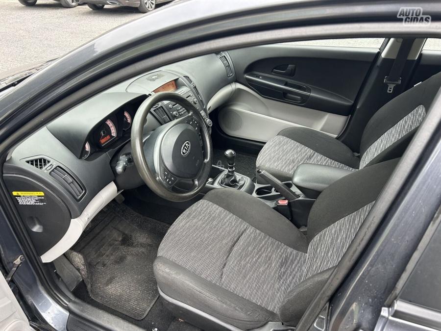 Grey Kia Ceed 2009 in Vilnius, with an engine capacity of 1.60 L and mileage of 207 thousand km for 1650 €, photo 10 on AUTOMOTO.COM.LV