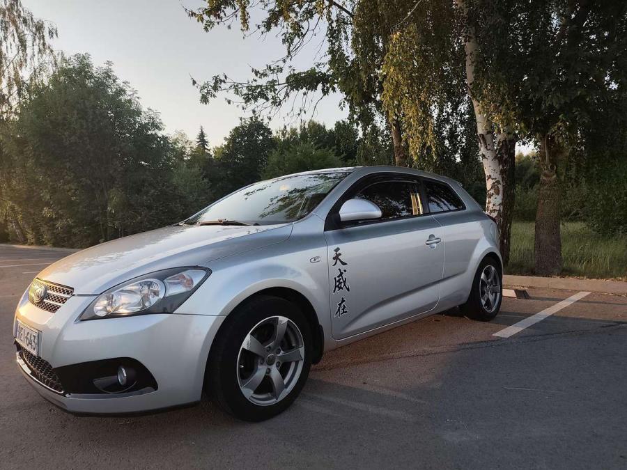 Pelēks Kia Ceed 2009 Joniškis, ar dzinēja tilpumu 1.58 L un nobraukumu 431 tūkst. km par 2050 €, foto 1 vietnē AUTOMOTO.COM.LV