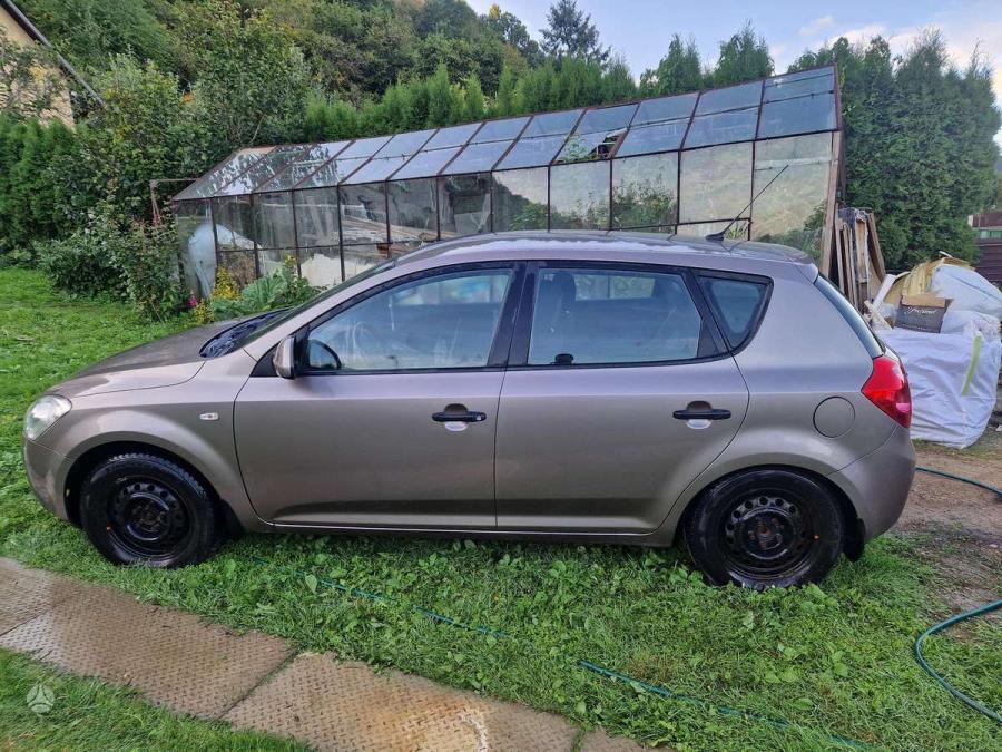 Pelēks Kia Ceed 2009 Kauņa, ar dzinēja tilpumu 1.40 L un nobraukumu 135 tūkst. km par 3000 €, foto 5 vietnē AUTOMOTO.COM.LV