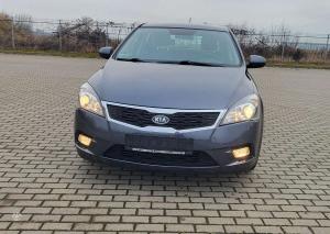 Grey Kia Ceed 2010 in Marijampole, with an engine capacity of 1.59 L and mileage of 157 thousand km for 3000 €, photo 5 on AUTOMOTO.COM.LV