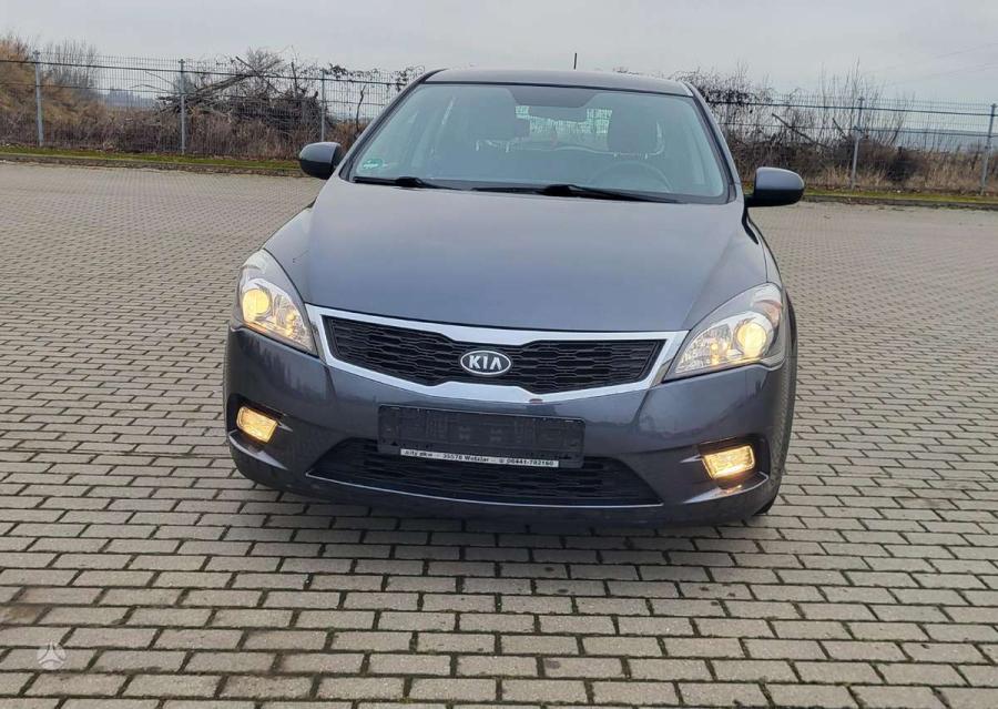Grey Kia Ceed 2010 in Marijampole, with an engine capacity of 1.59 L and mileage of 157 thousand km for 3000 €, photo 5 on AUTOMOTO.COM.LV