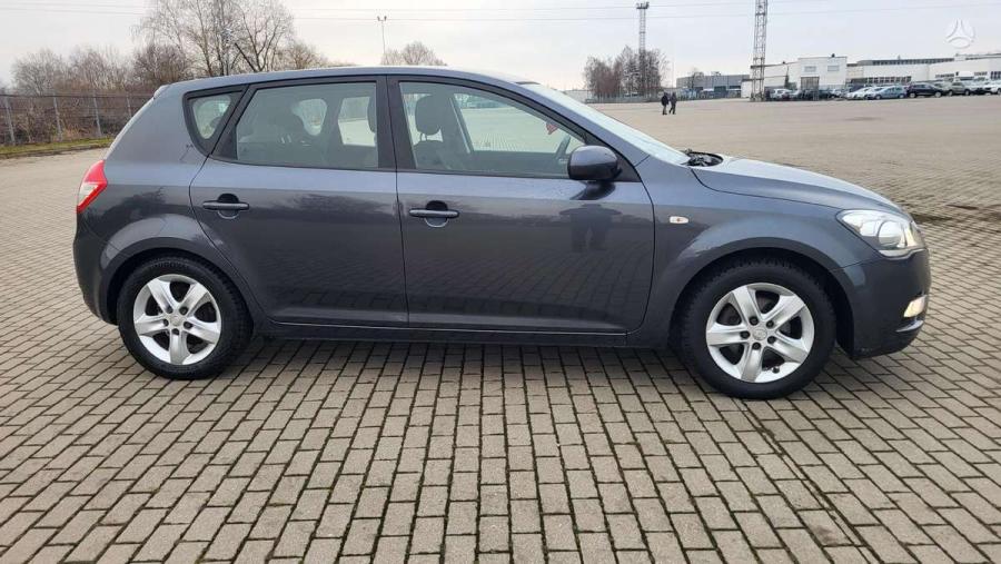 Grey Kia Ceed 2010 in Marijampole, with an engine capacity of 1.59 L and mileage of 157 thousand km for 3000 €, photo 11 on AUTOMOTO.COM.LV