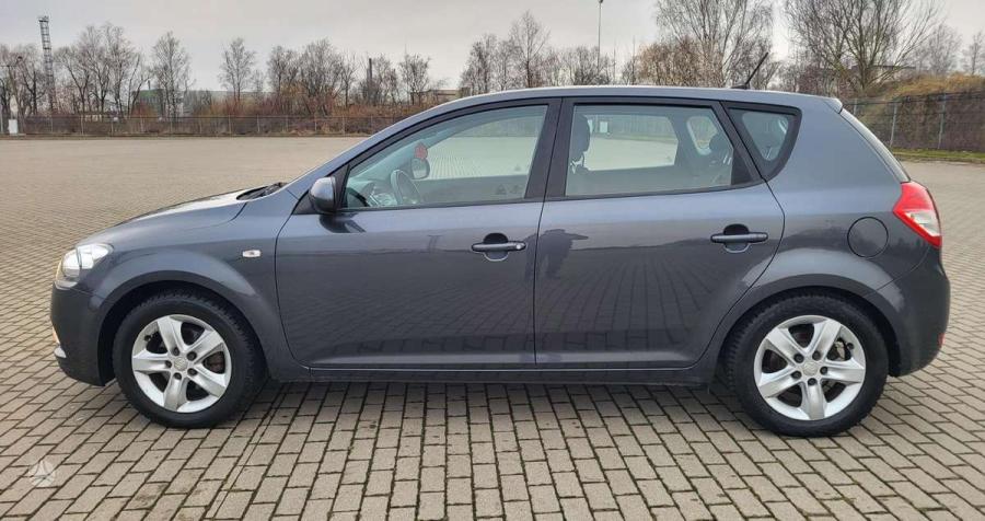 Grey Kia Ceed 2010 in Marijampole, with an engine capacity of 1.59 L and mileage of 157 thousand km for 3000 €, photo 12 on AUTOMOTO.COM.LV