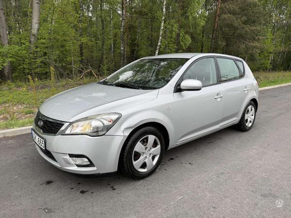Grey Kia Ceed 2010 in Kaunas, with an engine capacity of 1.40 L and mileage of 166 thousand km for 1700 €, photo 3 on AUTOMOTO.COM.LV