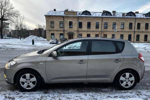 Grey Kia Ceed 2011 in Vilnius, with an engine capacity of 1.58 L and mileage of 323 thousand km for 1450 €, photo 2 on AUTOMOTO.COM.LV