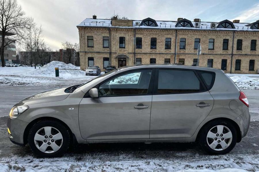 Grey Kia Ceed 2011 in Vilnius, with an engine capacity of 1.58 L and mileage of 323 thousand km for 1450 €, photo 2 on AUTOMOTO.COM.LV