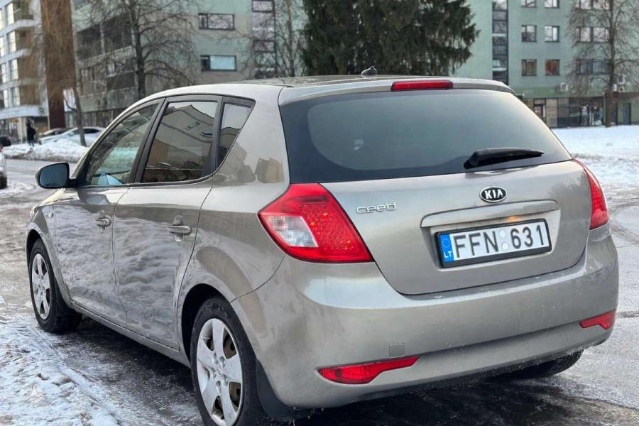 Grey Kia Ceed 2011 in Vilnius, with an engine capacity of 1.58 L and mileage of 323 thousand km for 1450 €, photo 3 on AUTOMOTO.COM.LV