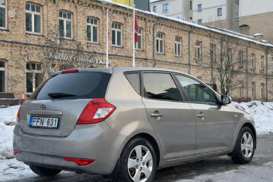 Grey Kia Ceed 2011 in Vilnius, with an engine capacity of 1.58 L and mileage of 323 thousand km for 1450 €, photo 4 on AUTOMOTO.COM.LV