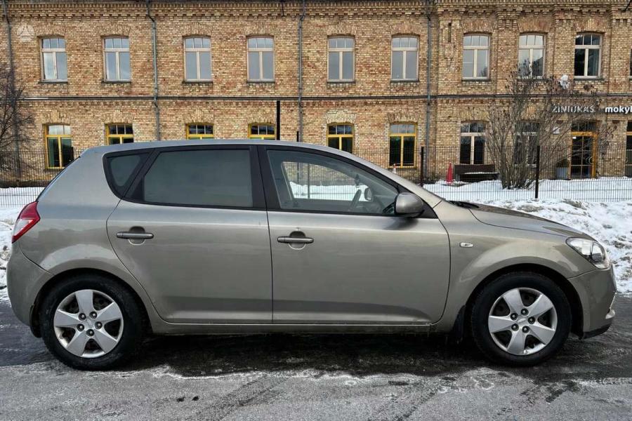Grey Kia Ceed 2011 in Vilnius, with an engine capacity of 1.58 L and mileage of 323 thousand km for 1450 €, photo 5 on AUTOMOTO.COM.LV