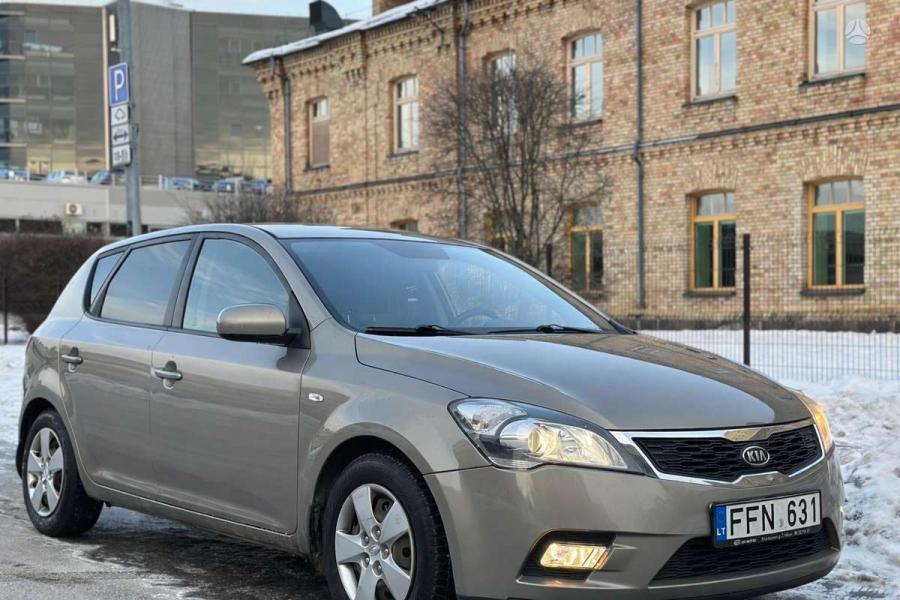 Grey Kia Ceed 2011 in Vilnius, with an engine capacity of 1.58 L and mileage of 323 thousand km for 1450 €, photo 6 on AUTOMOTO.COM.LV