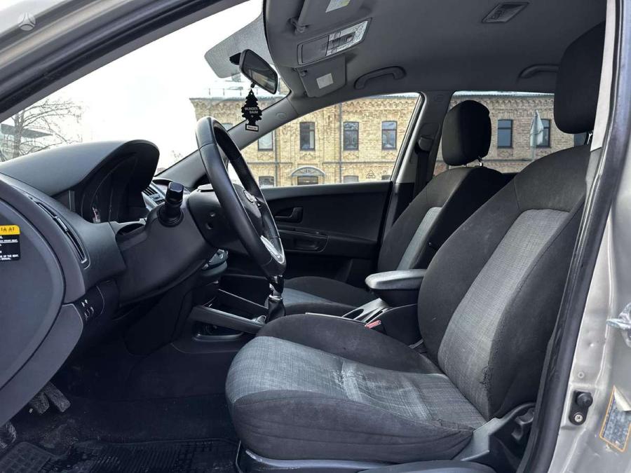 Grey Kia Ceed 2011 in Vilnius, with an engine capacity of 1.58 L and mileage of 323 thousand km for 1450 €, photo 8 on AUTOMOTO.COM.LV