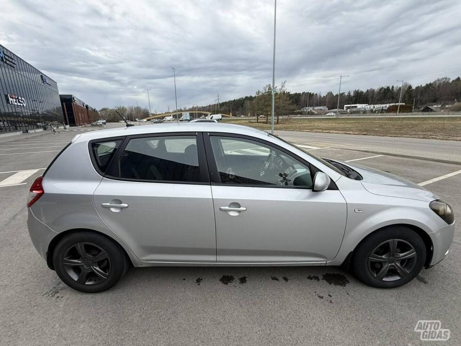 Grey Kia Ceed 2011 in Kaunas, with an engine capacity of 1.60 L and mileage of 294 thousand km for 2550 €, photo 3 on AUTOMOTO.COM.LV