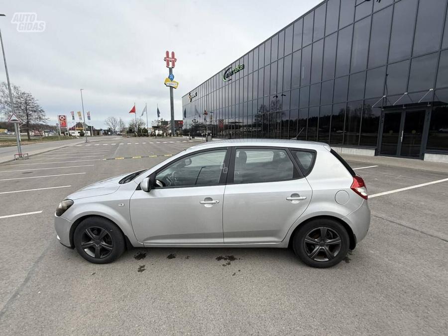 Grey Kia Ceed 2011 in Kaunas, with an engine capacity of 1.60 L and mileage of 294 thousand km for 2550 €, photo 4 on AUTOMOTO.COM.LV