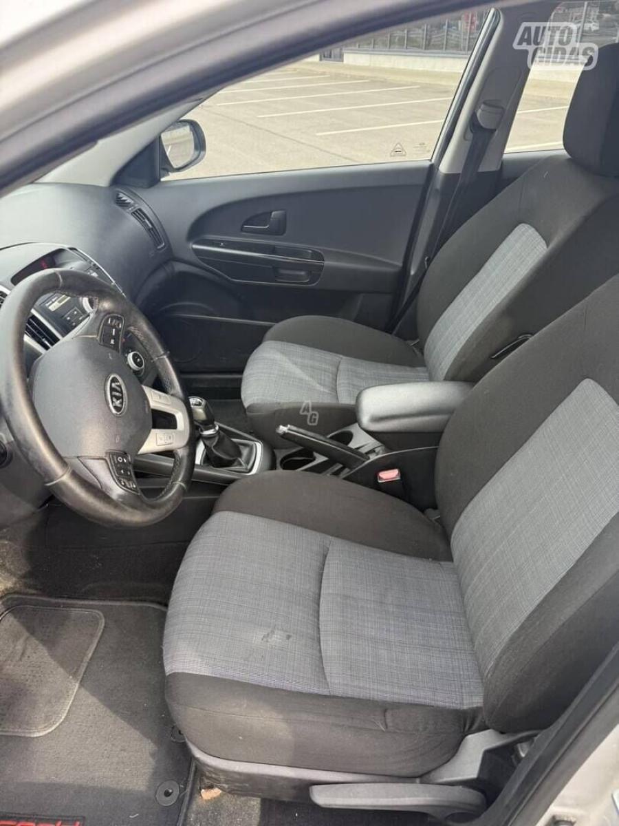 Grey Kia Ceed 2011 in Kaunas, with an engine capacity of 1.60 L and mileage of 294 thousand km for 2550 €, photo 9 on AUTOMOTO.COM.LV
