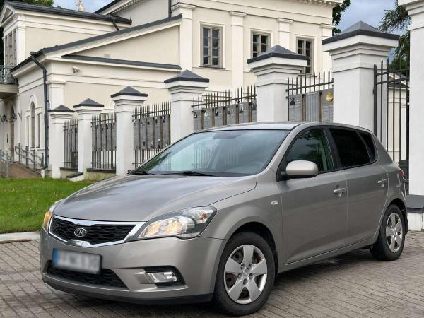 Pelēks Kia Ceed 2011 Viļņa, ar dzinēja tilpumu 1.58 L un nobraukumu 286 tūkst. km par 1650 €, foto 1 vietnē AUTOMOTO.COM.LV