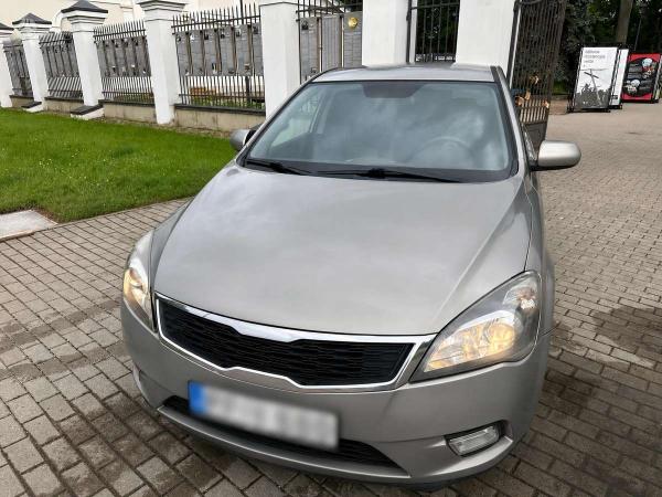 Pelēks Kia Ceed 2011 Viļņa, ar dzinēja tilpumu 1.58 L un nobraukumu 286 tūkst. km par 1650 €, foto 2 vietnē AUTOMOTO.COM.LV