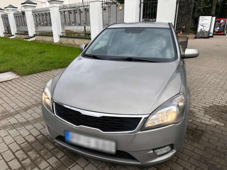 Pelēks Kia Ceed 2011 Viļņa, ar dzinēja tilpumu 1.58 L un nobraukumu 286 tūkst. km par 1650 €, foto 3 vietnē AUTOMOTO.COM.LV