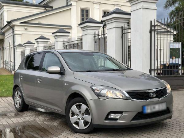 Pelēks Kia Ceed 2011 Viļņa, ar dzinēja tilpumu 1.58 L un nobraukumu 286 tūkst. km par 1650 €, foto 3 vietnē AUTOMOTO.COM.LV