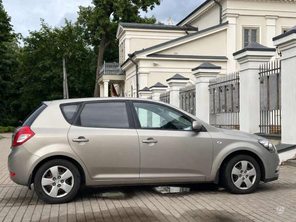 Pelēks Kia Ceed 2011 Viļņa, ar dzinēja tilpumu 1.58 L un nobraukumu 286 tūkst. km par 1650 €, foto 4 vietnē AUTOMOTO.COM.LV