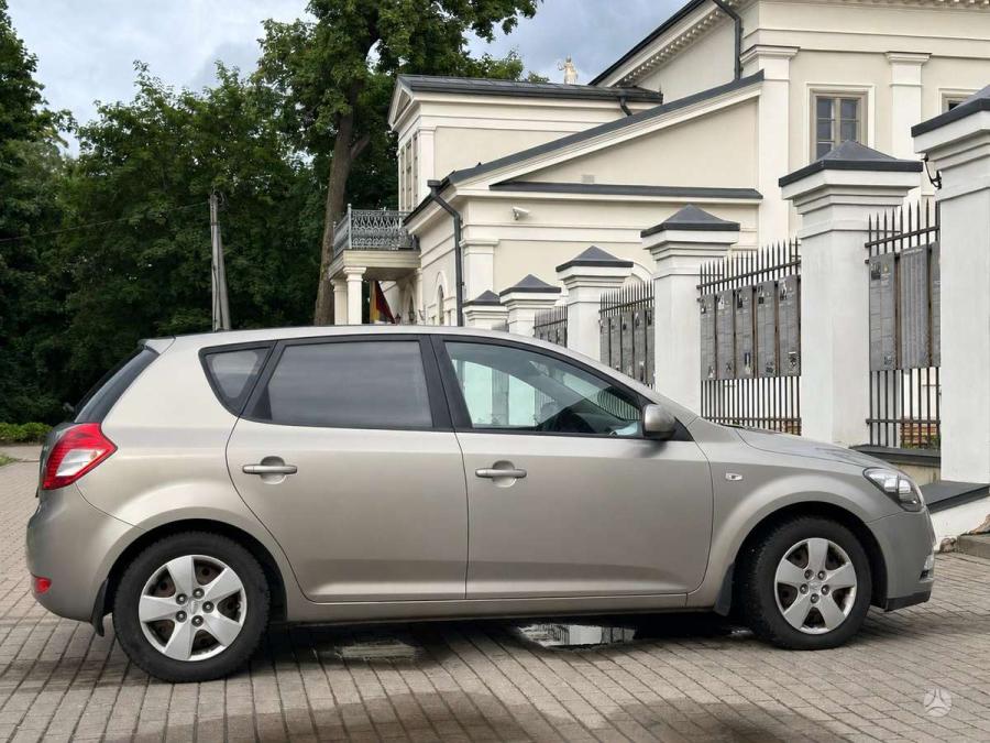 Pelēks Kia Ceed 2011 Viļņa, ar dzinēja tilpumu 1.58 L un nobraukumu 286 tūkst. km par 1650 €, foto 5 vietnē AUTOMOTO.COM.LV
