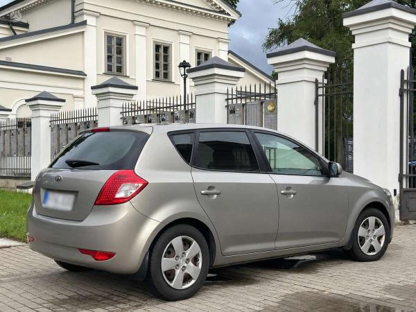 Pelēks Kia Ceed 2011 Viļņa, ar dzinēja tilpumu 1.58 L un nobraukumu 286 tūkst. km par 1650 €, foto 5 vietnē AUTOMOTO.COM.LV