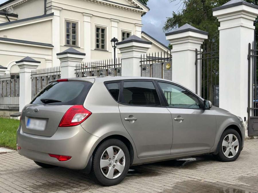 Pelēks Kia Ceed 2011 Viļņa, ar dzinēja tilpumu 1.58 L un nobraukumu 286 tūkst. km par 1650 €, foto 6 vietnē AUTOMOTO.COM.LV