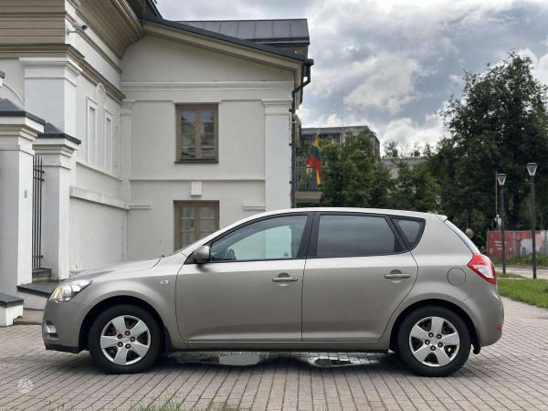 Pelēks Kia Ceed 2011 Viļņa, ar dzinēja tilpumu 1.58 L un nobraukumu 286 tūkst. km par 1650 €, foto 8 vietnē AUTOMOTO.COM.LV