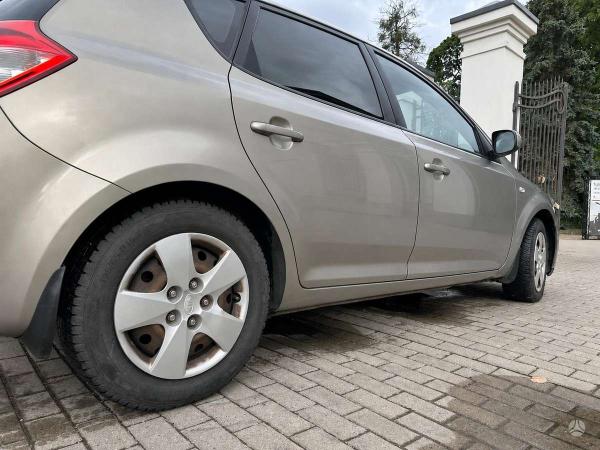 Pelēks Kia Ceed 2011 Viļņa, ar dzinēja tilpumu 1.58 L un nobraukumu 286 tūkst. km par 1650 €, foto 10 vietnē AUTOMOTO.COM.LV