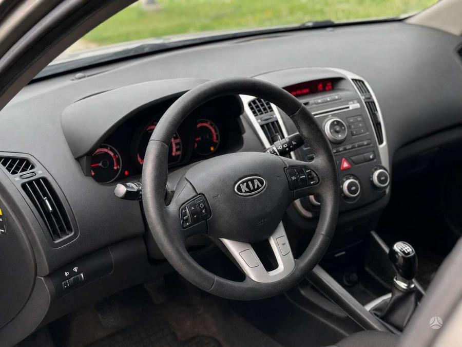 Pelēks Kia Ceed 2011 Viļņa, ar dzinēja tilpumu 1.58 L un nobraukumu 286 tūkst. km par 1650 €, foto 17 vietnē AUTOMOTO.COM.LV