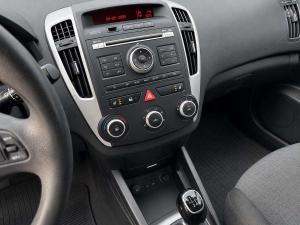 Pelēks Kia Ceed 2011 Viļņa, ar dzinēja tilpumu 1.58 L un nobraukumu 286 tūkst. km par 1650 €, foto 19 vietnē AUTOMOTO.COM.LV
