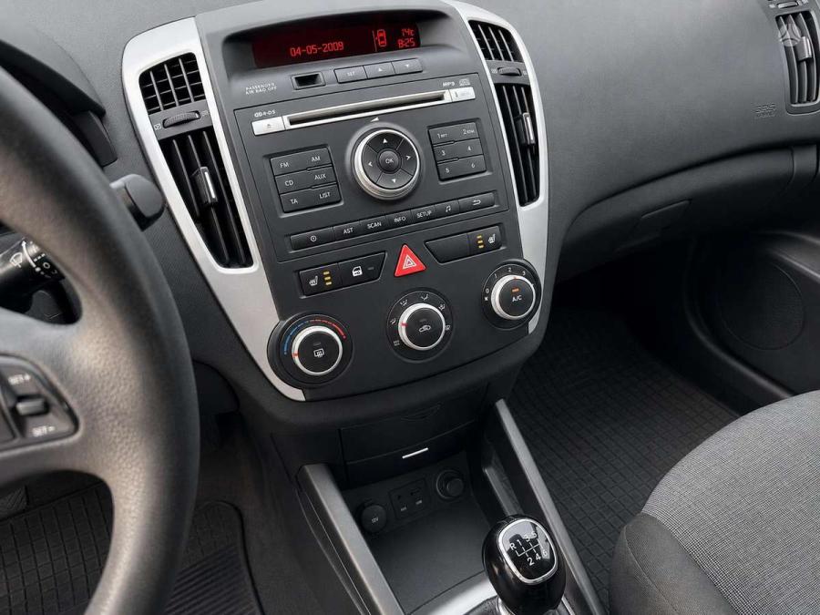 Pelēks Kia Ceed 2011 Viļņa, ar dzinēja tilpumu 1.58 L un nobraukumu 286 tūkst. km par 1650 €, foto 19 vietnē AUTOMOTO.COM.LV
