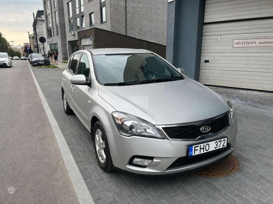 Grey Kia Ceed 2011 in Vilnius, with an engine capacity of 1.58 L and mileage of 234 thousand km for 1450 €, photo 3 on AUTOMOTO.COM.LV