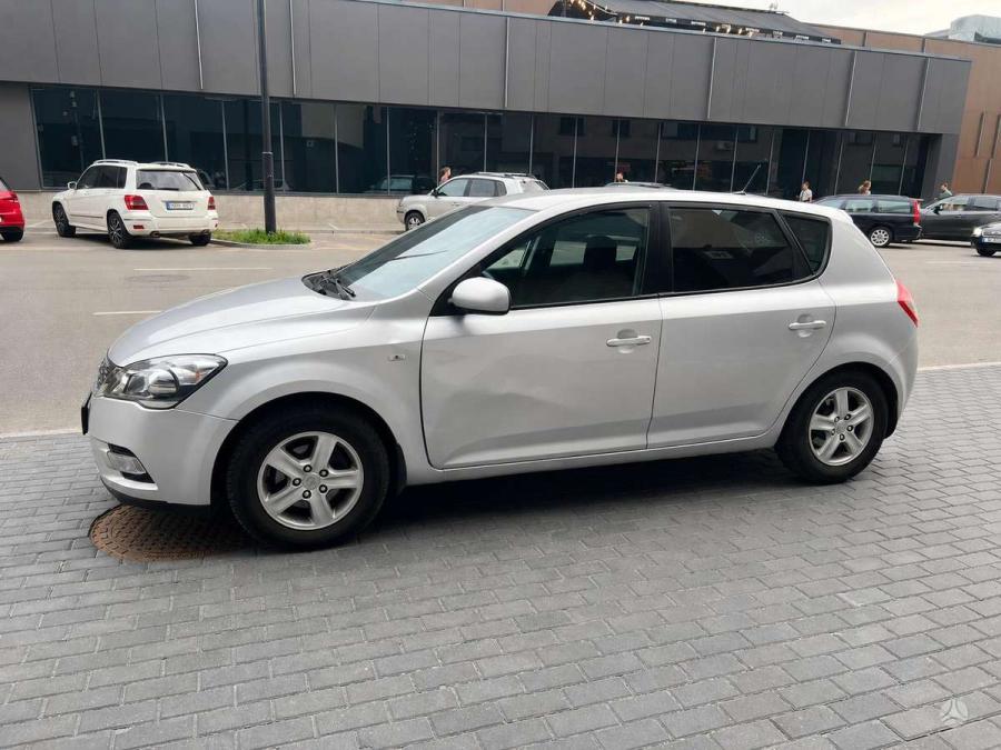 Grey Kia Ceed 2011 in Vilnius, with an engine capacity of 1.58 L and mileage of 234 thousand km for 1450 €, photo 5 on AUTOMOTO.COM.LV